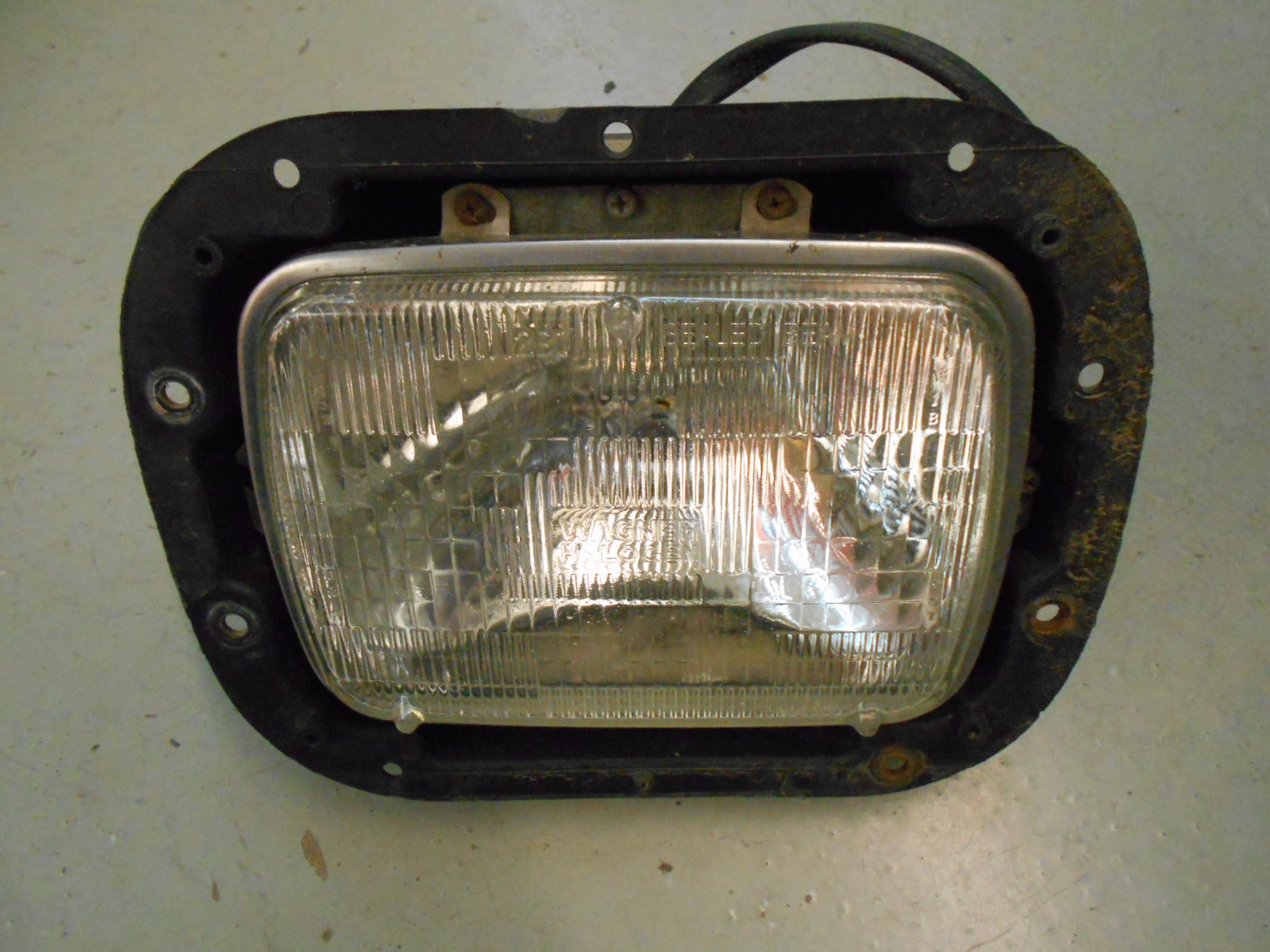 330 HEADLIGHT - K256-879-4R – Peterbilt of Sioux Falls New and Used Parts